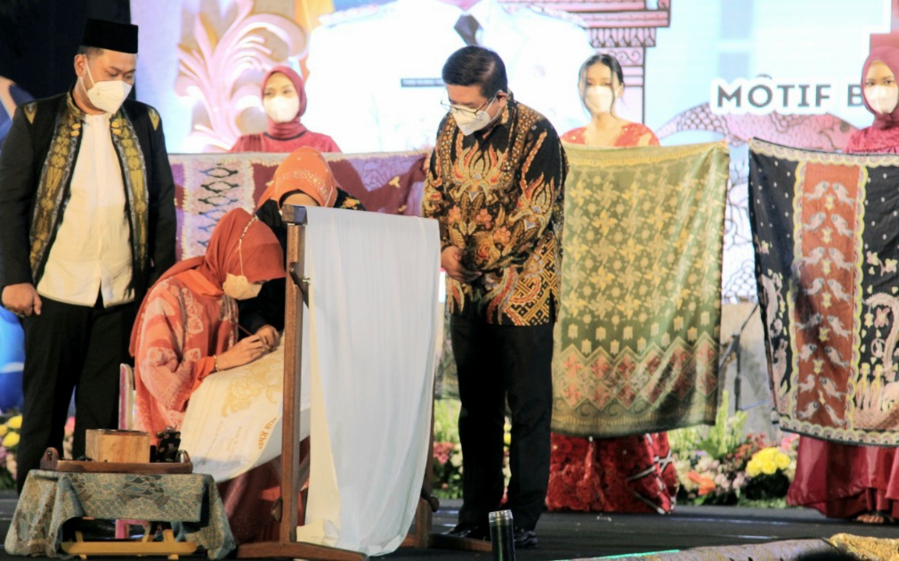 Kini, Ada Motif Sarung Batik Khas Gresik – 1minute.id