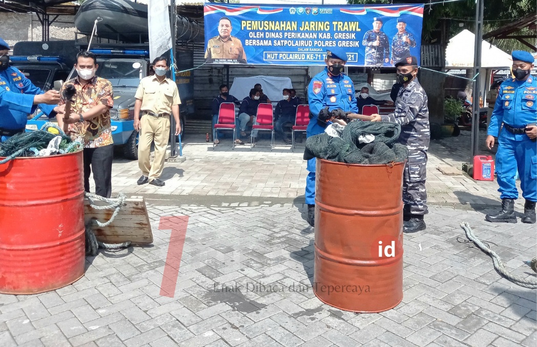Merusak Lingkungan, 9 Jaring Trawl Dimusnahkan Polair Polres Gresik ...