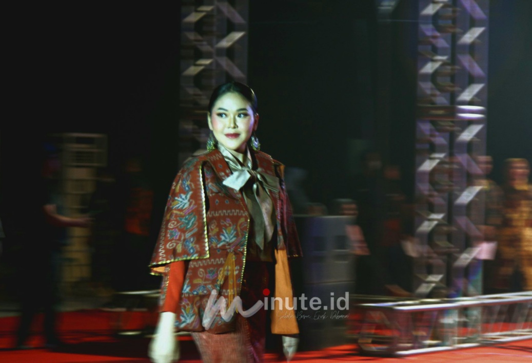 Fasyen Batik Tenun Khas Gresik Meriahkan Festival Pariwisata Budaya dan ...